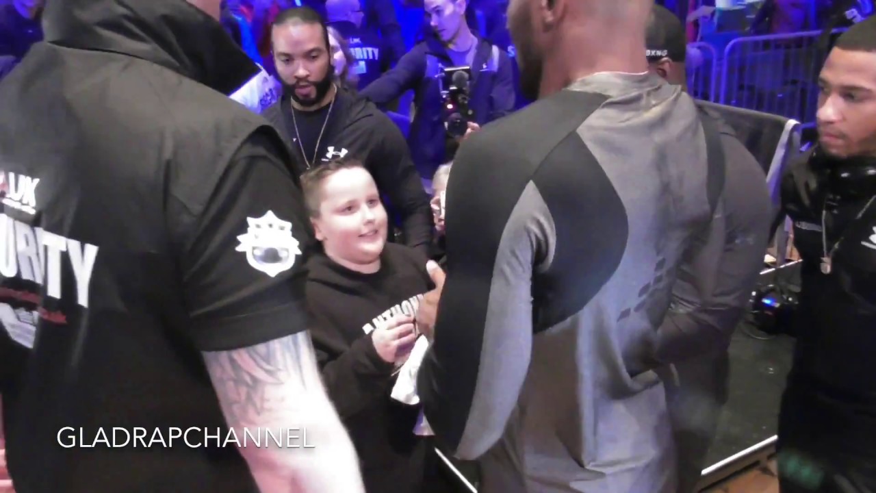 Anthony Joshua takes selfies for each and every fan (over an hour ...