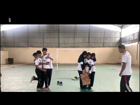 Kelompok 3 permainan estafet kardus - YouTube