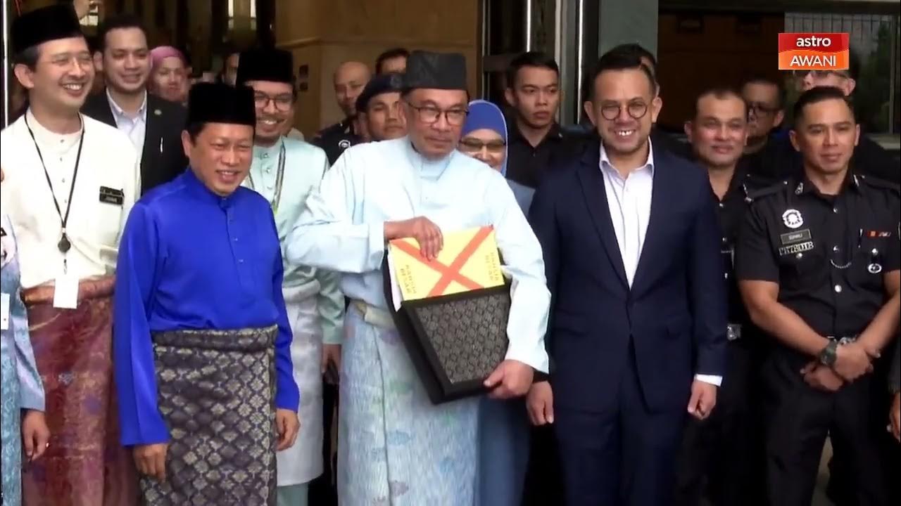 PM Anwar menuju ke Parlimen bagi pembentangan Belanjawan 2023 - YouTube