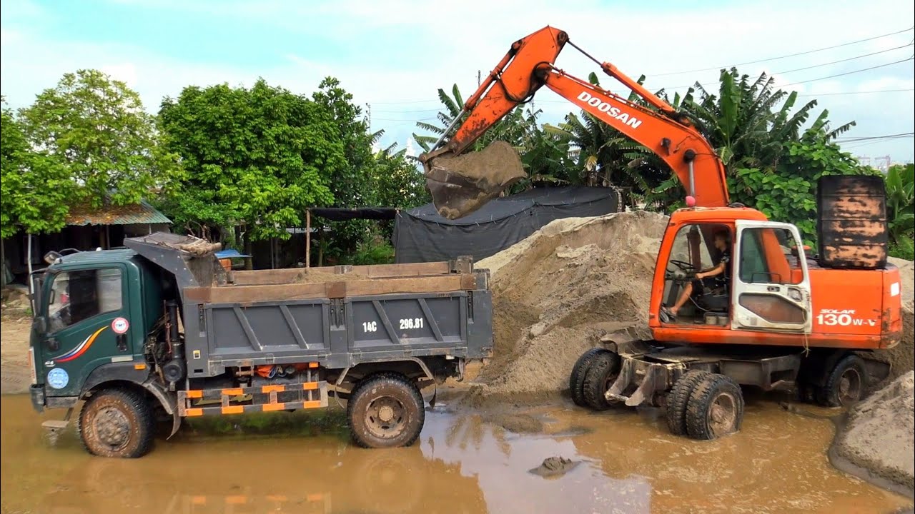 Máy Xúc SOOSAN SOLAR130W Múc Đất Lên Xe Ô Tô Tải Ben | Excavator Dump Truck | TienTube TV - YouTube