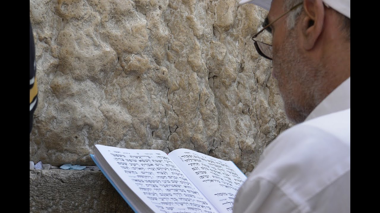 ¿Por qué decimos Baruj Shem Kebod Maljuto en bajo? - YouTube