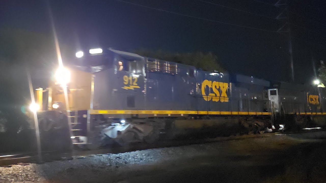 CSX 912 leads Monster IO31 and CSX I137 race out of Florence Sc - YouTube