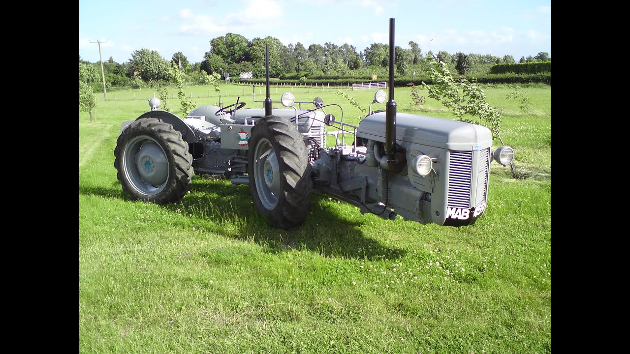 Ferguson TE20 Double Tractor ploughing - YouTube