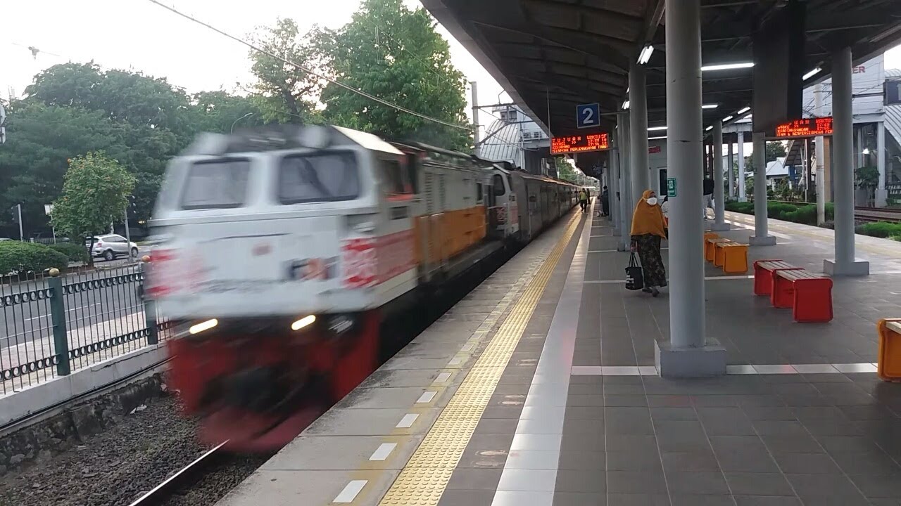 Wih Gak Ada sepinya nonton Kereta api Malam Jakarta,KA Argo Anggrek,KA ...