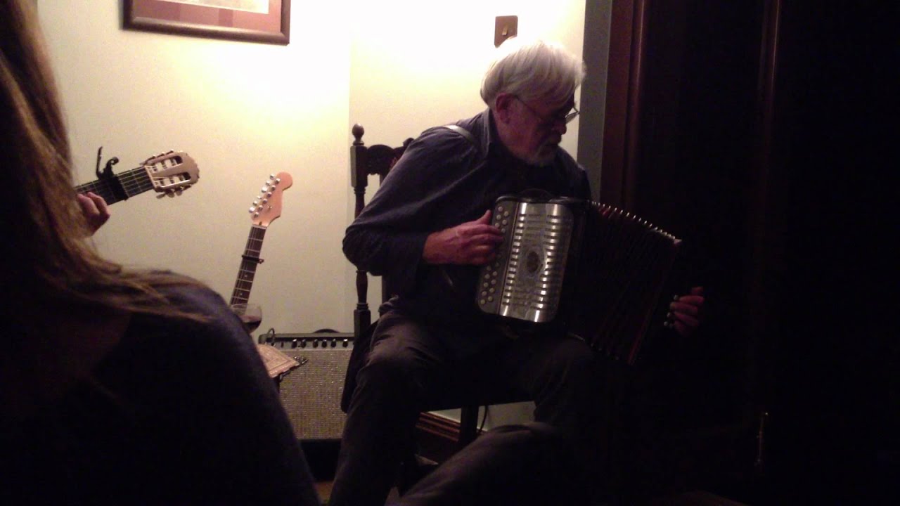 Tony Mac Mahon Friendly Concert in Glengarriff Lodge - YouTube