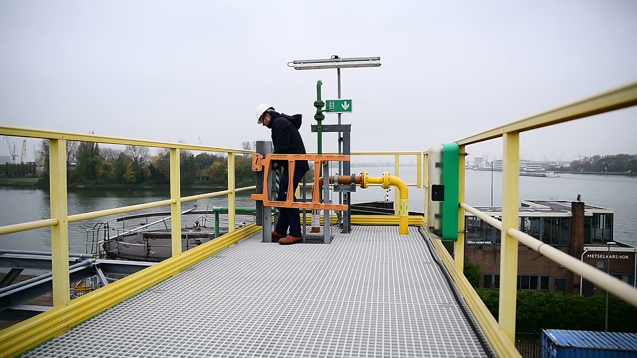 CableSafe Self-Closing Safety Gate Double Bar - YouTube