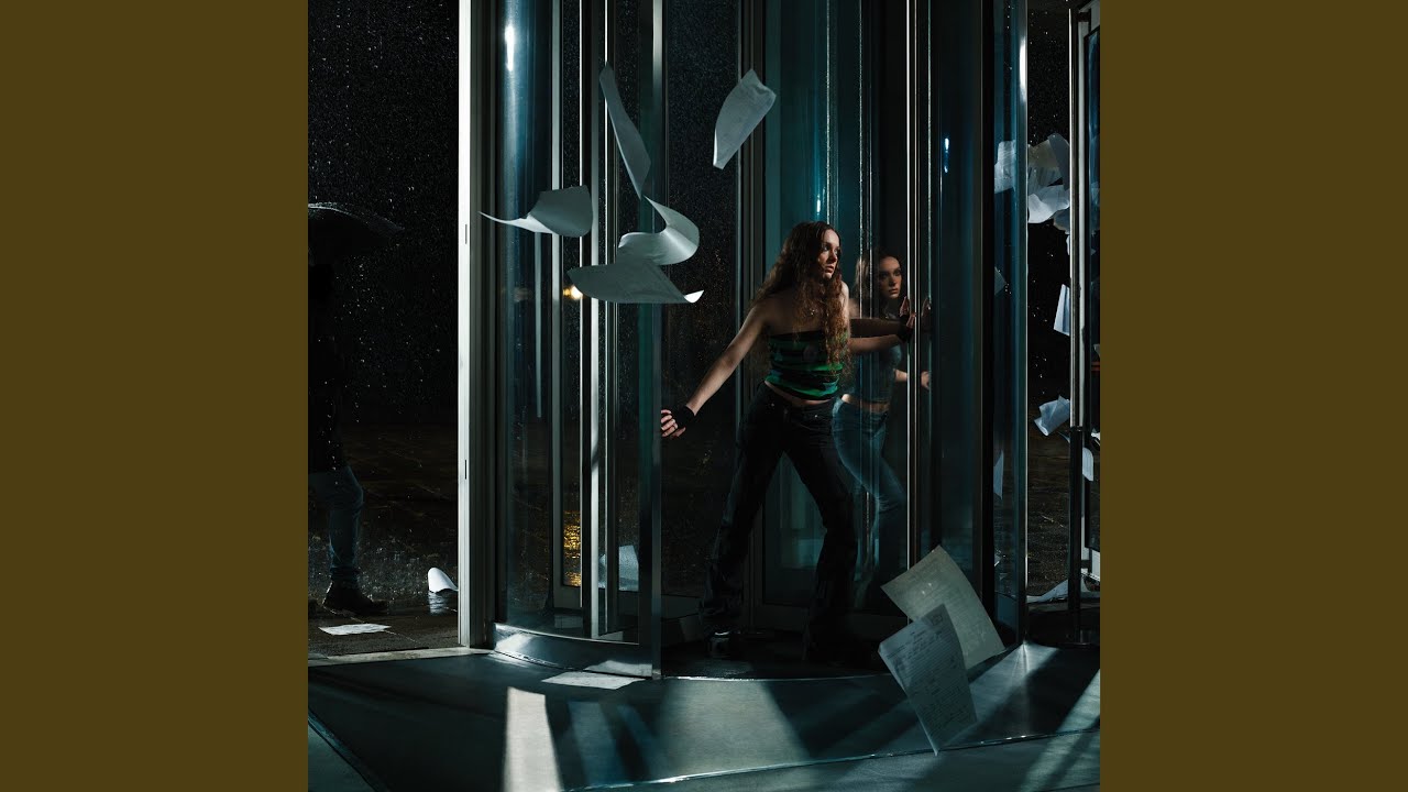 Kissing In Swimming Pools - YouTube