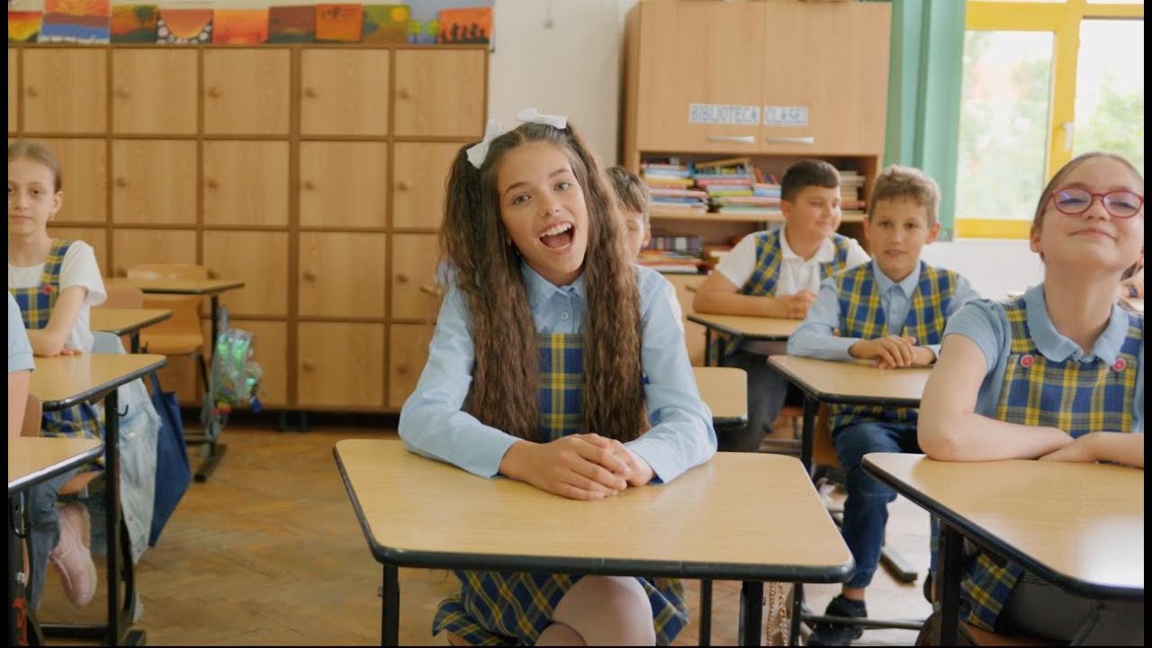 Maria Larisa Roman - Doamna noastră învățătoare | Videoclip - YouTube