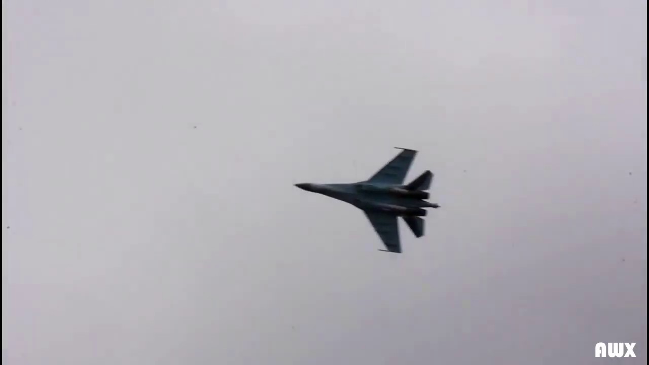 Su - 35 landing and takeoff at airshow. - YouTube