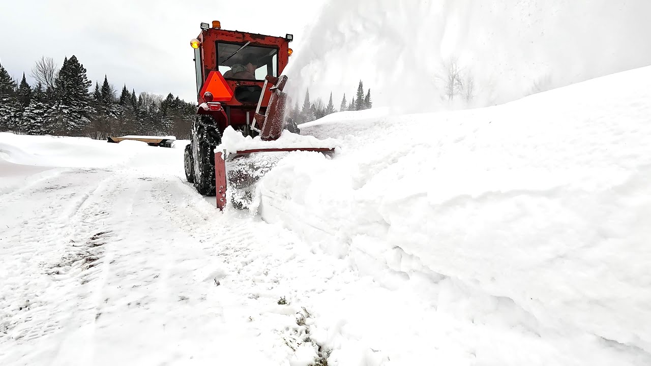 Massey Ferguson 1020 Blowing Fluffy Snow With Meteor Snowblower - YouTube