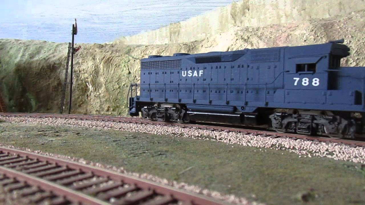 Athearn GP35 USAF diesel locomotief - YouTube