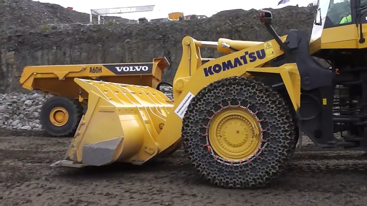 Komatsu WA600 wheel loader is loading HD605 Off-Highway Truck - YouTube