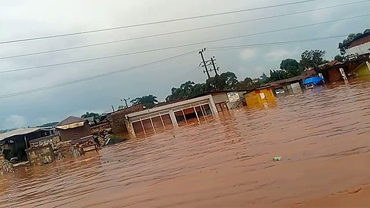 HEAVY RAIN IN KAMPALA SWALLOWS A WHOLE FLAT , PEOPLE'S HOUSES AND CARS ...