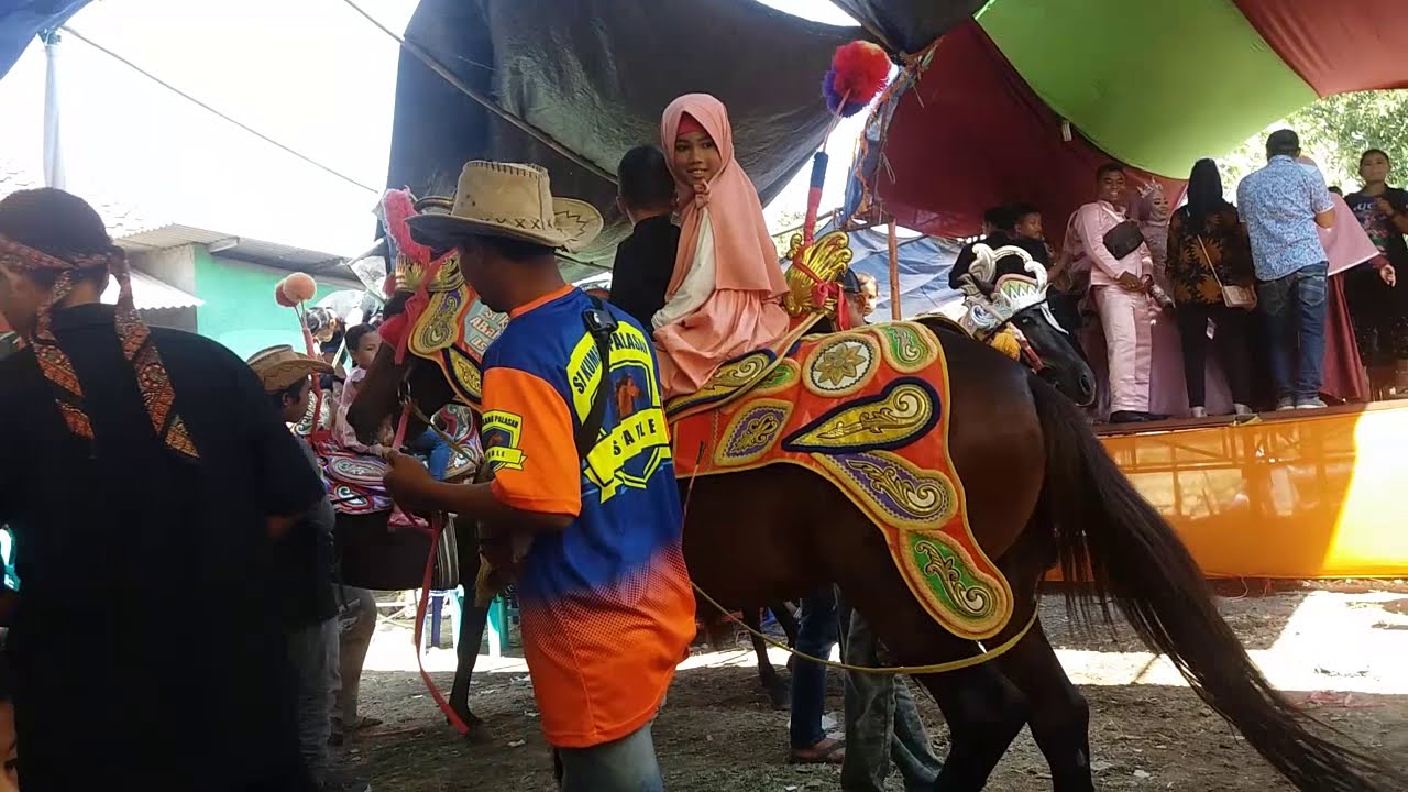KUDA RENNGONG SUKA MENARI /DANCING HORSE - YouTube