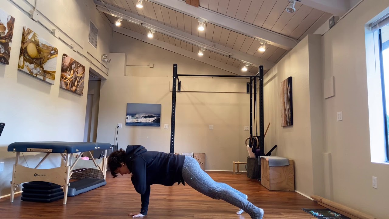 Alternating plank shoulder taps: strength and stability - YouTube