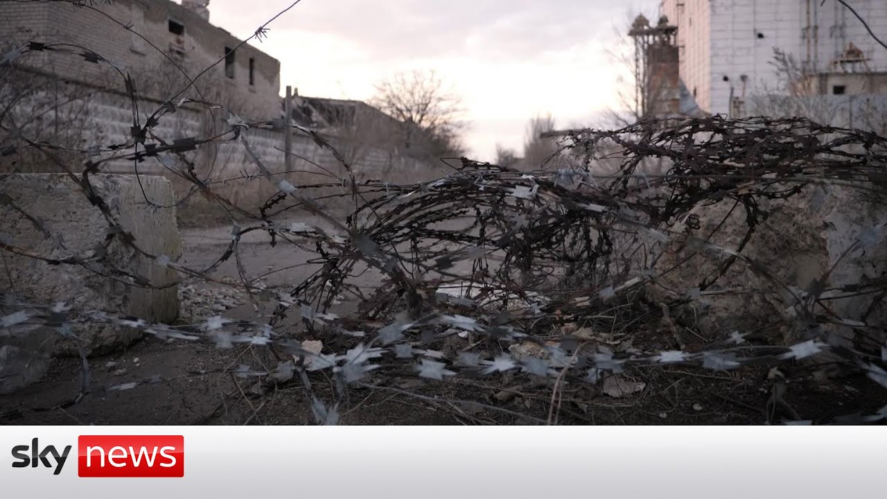 Ukraine Crisis: Living on the edge in Marinka - YouTube