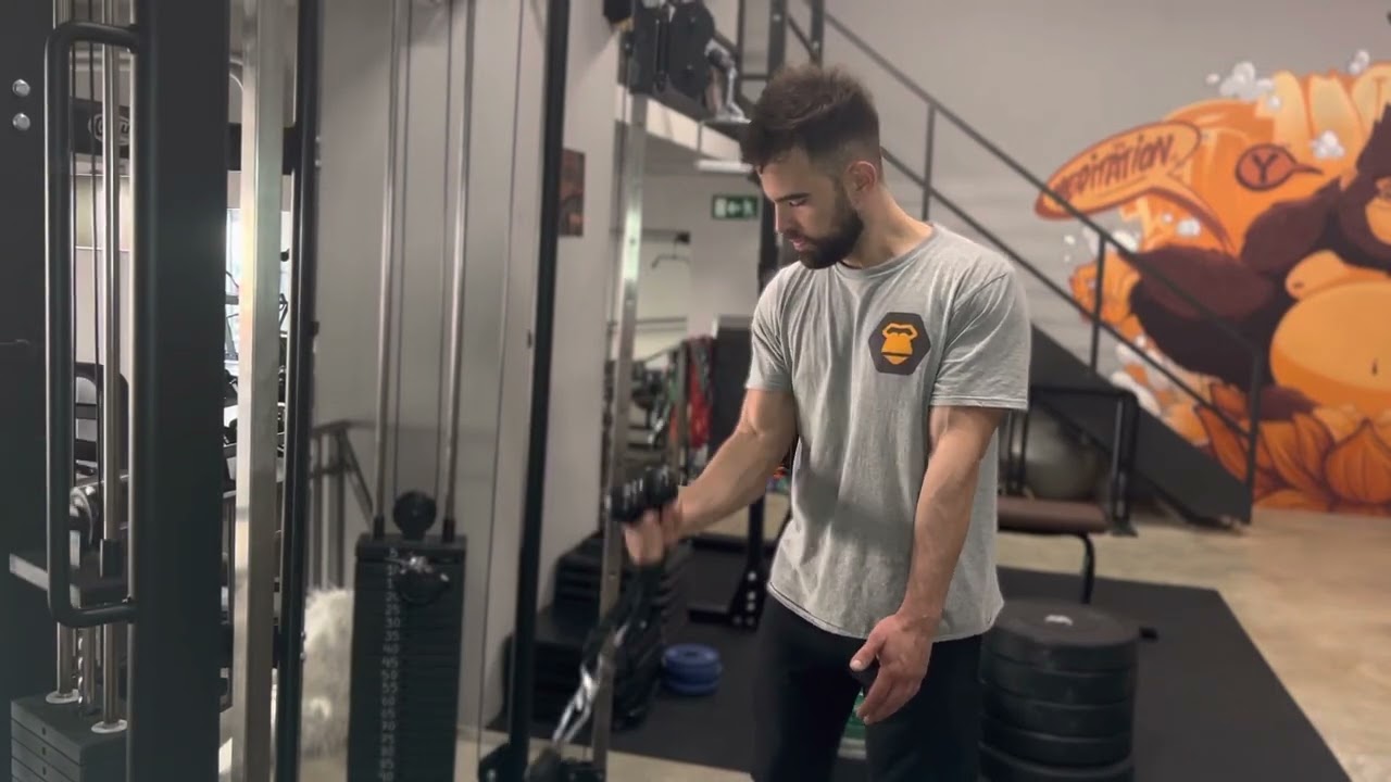 Bicep curl unilateral con polea de cuerda agarre neutro - YouTube