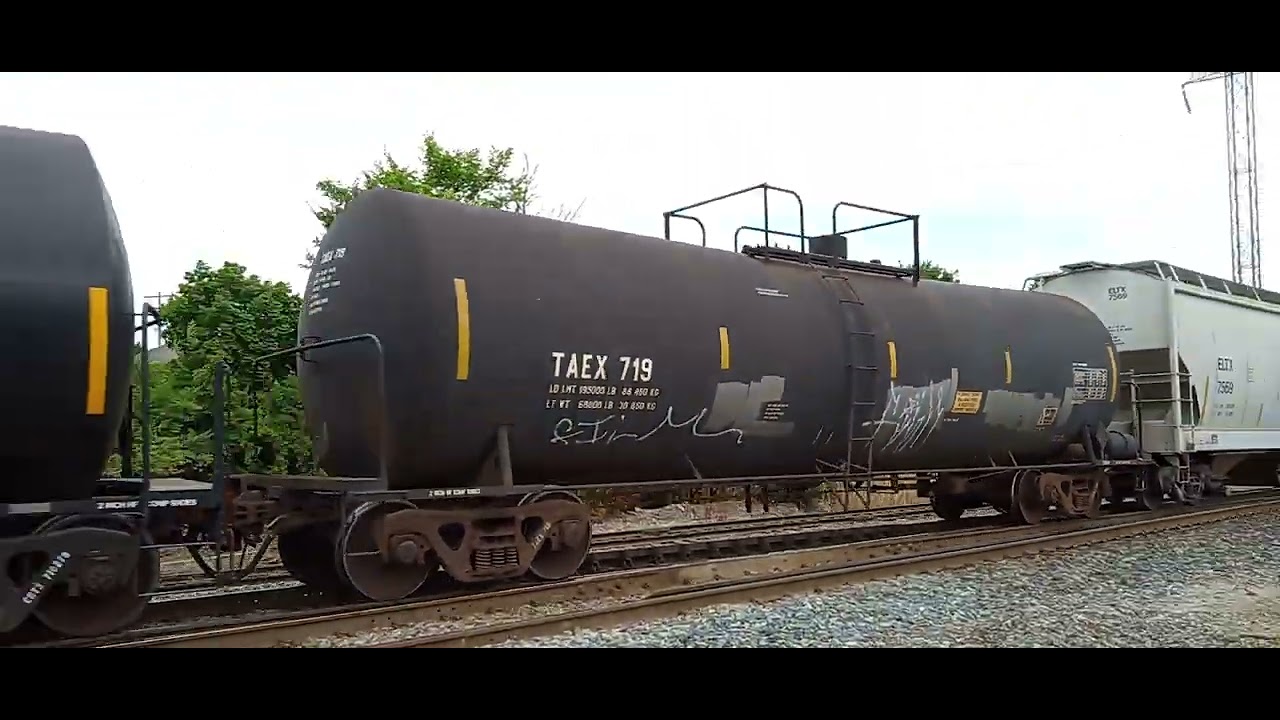 CSX M410 hammering through Elsmere Junction (DE) on 6-9-24 with crazy ...