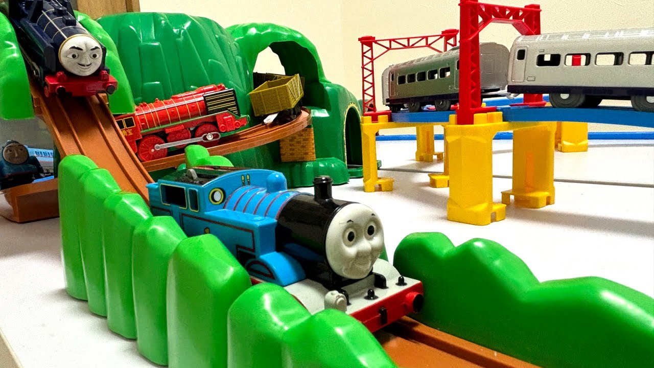 Thomas the Tank Engine (Plarail) ☆ Play on two huge swooping mountains ...