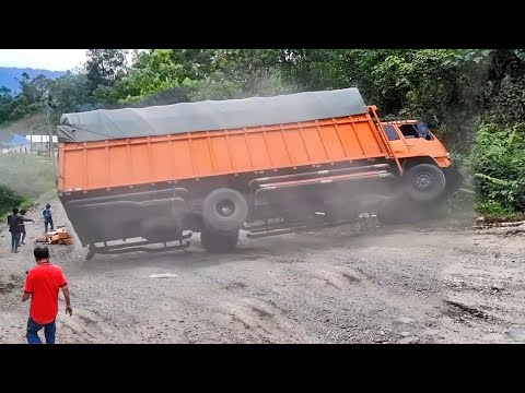Detik Kejadian Truk Terbalik !!! Insiden Kecelakaan Di Tanjakan Batu Jomba - YouTube