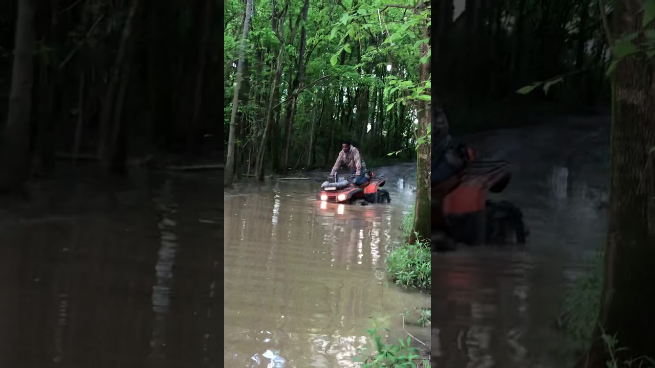 Honda rancher 350 mudding - YouTube