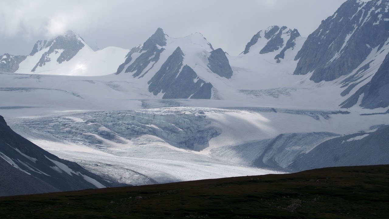 2014 Mongolia 20 Bayan-Olgii aimak Tsagaan gol Walking - YouTube