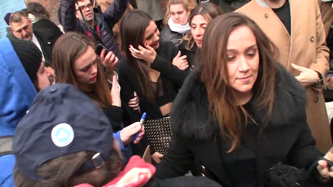 Victoria Justice make photo with fans in New York - YouTube