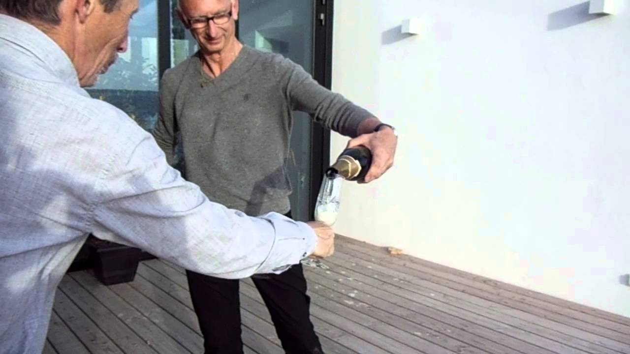 Sabrer le Champagne avec Jules - YouTube