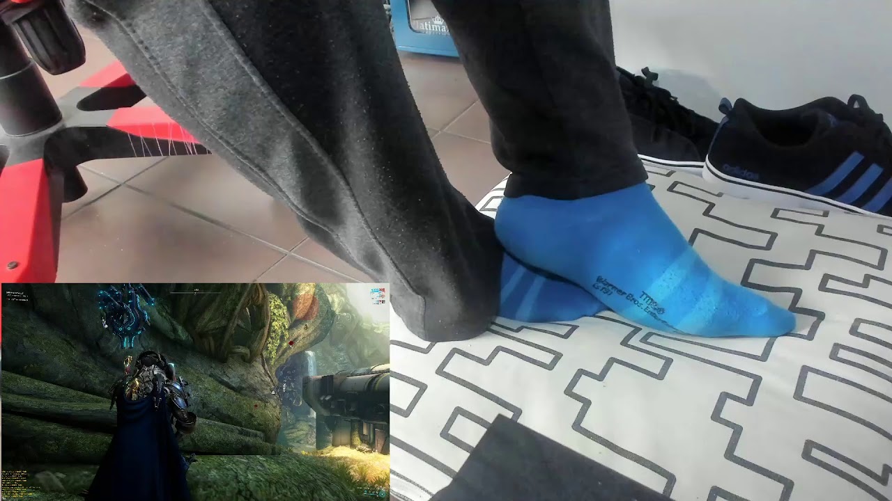 Shoeplay Stream: Wearing blue socks and whatever sneakers - YouTube