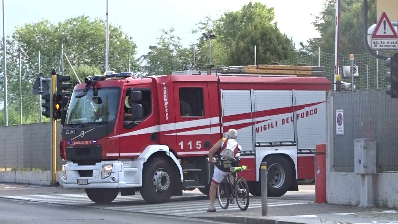 APS Volvo Vigili del Fuoco San Polo in sirena - YouTube