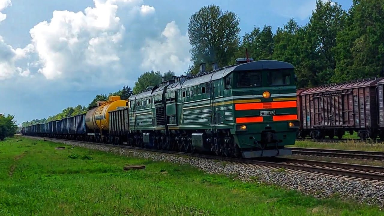 Great sound of engine 10D100! 2TE10M-3551 (BČ) with freight train ...