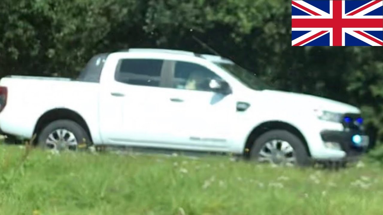 Hampshire police unmarked Ford Ranger on blue light and sirens. - YouTube