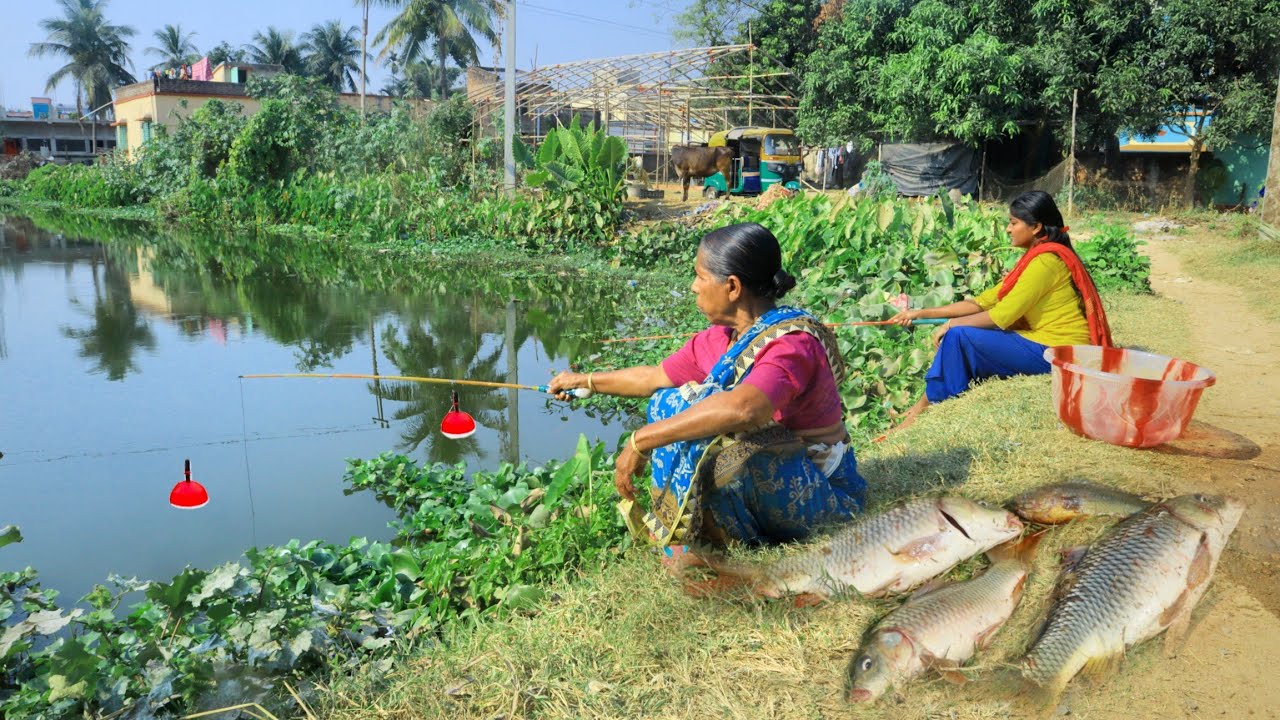 Fishing Video || Grandma is happily fishing in the pond with her ...