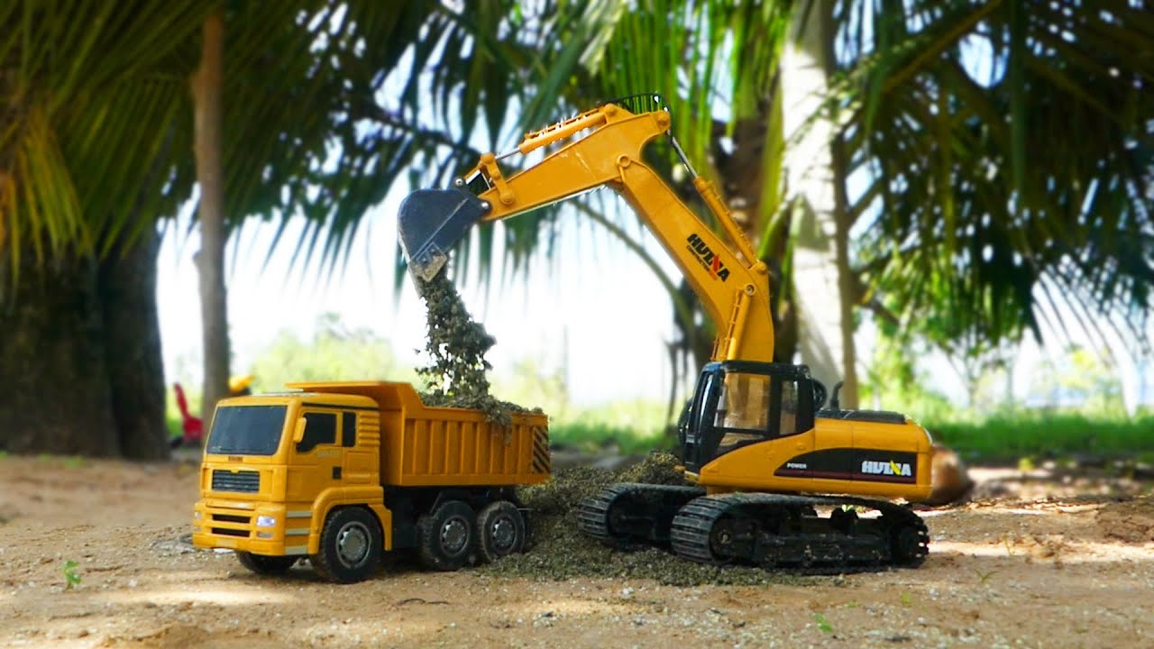 Wonderful Small RC Excavator Strong Power Loading into Dump Trucks ...
