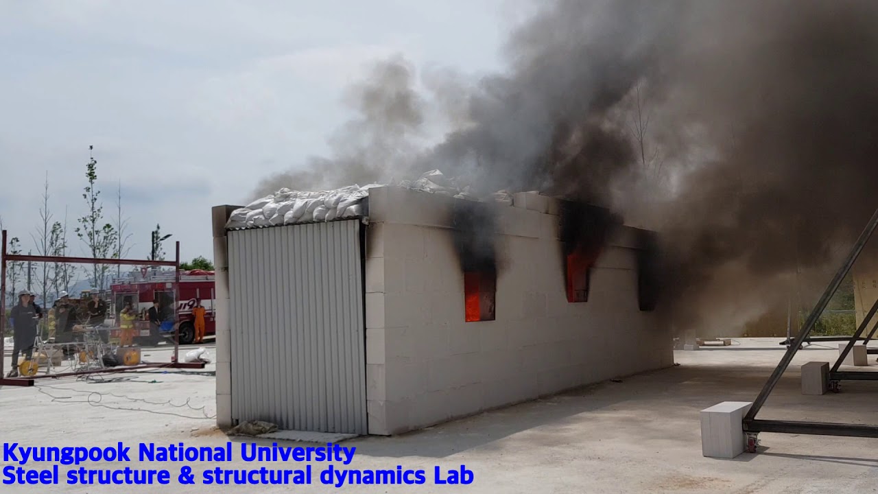 Fire collapse test of steel frame without fire proofing protection at ...