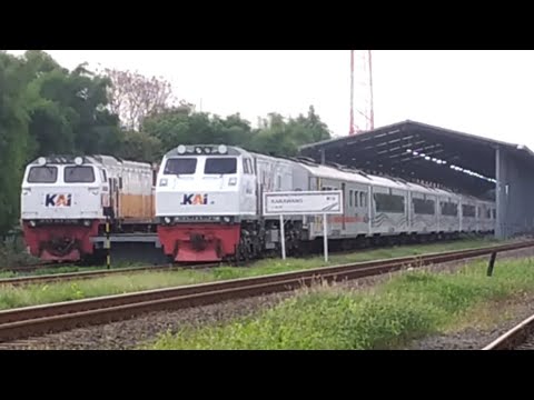 Lokomotif CC 203 menarik Kereta Api Argo Sindoro 12 terlihat lebih ...