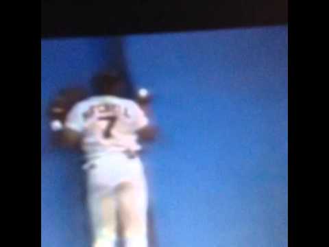 Kevin Mitchell makes an unbelievable barehanded catch - YouTube