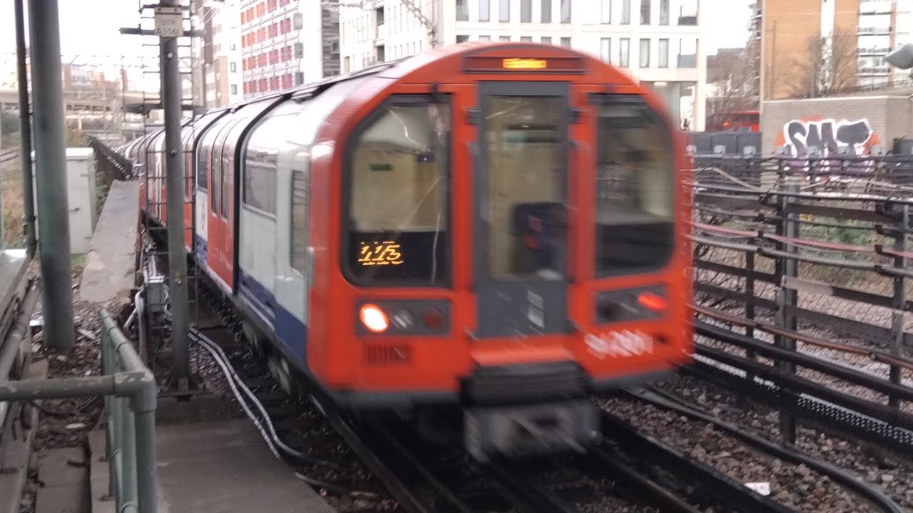 Central Line - 1992 Tube Stock - Refurbishment Train - at & Leaves ...
