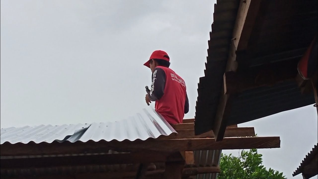 Natapos na namin ni Jhoan ang pag bubong kahit ulan init ang panahon ...