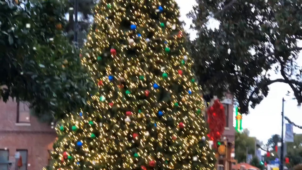 Christmas Time at the Orange Chapman Circle Plaza, City of Orange ...