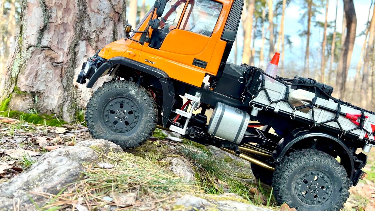 MST/CFX Mercedes Benz Unimog U300 - trail on St Nicholas day - YouTube