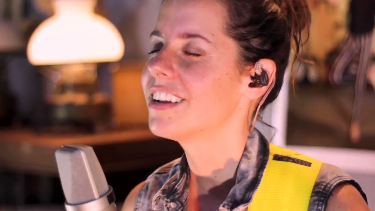 Cata Raybaud - DE VIAJE (Live Session) Estero Arte & Biología - YouTube