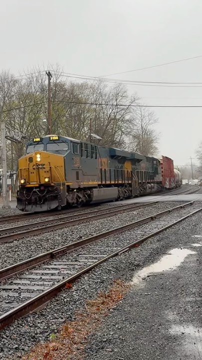 CSX 3190 ES44AH leads CSX M403 with a Nice K5H and a friendly crew at Piscataway - YouTube