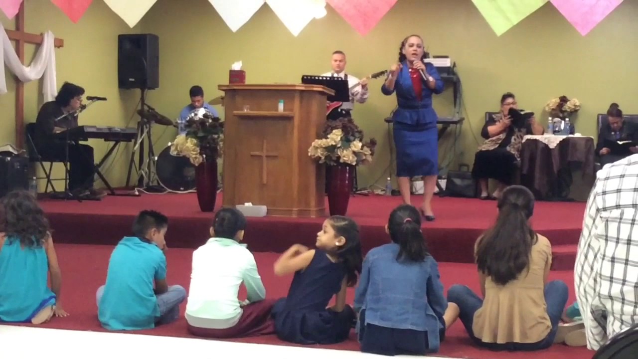 Pastora predicando a los niños - YouTube