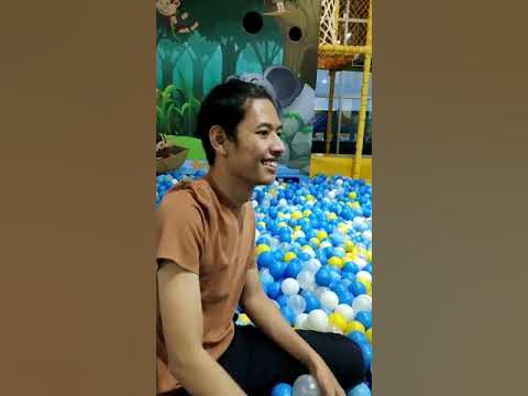 KESERUAN RISYA MANDI BOLA BARENG PAPA & MAMA | Risya Rangkuti Family - YouTube