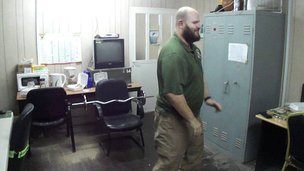 Fat guy breakdancing in iraq - YouTube