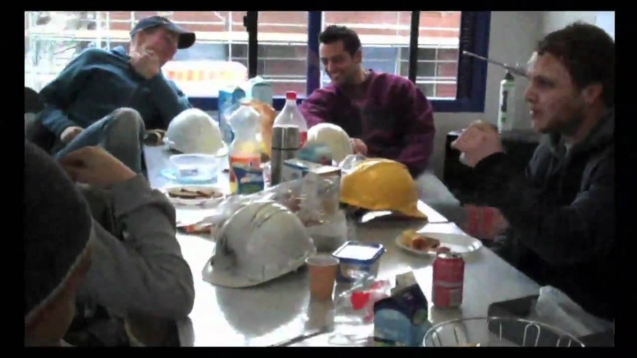 Dikke purschuim EXPLOSIE! Bijna hand eraf - YouTube