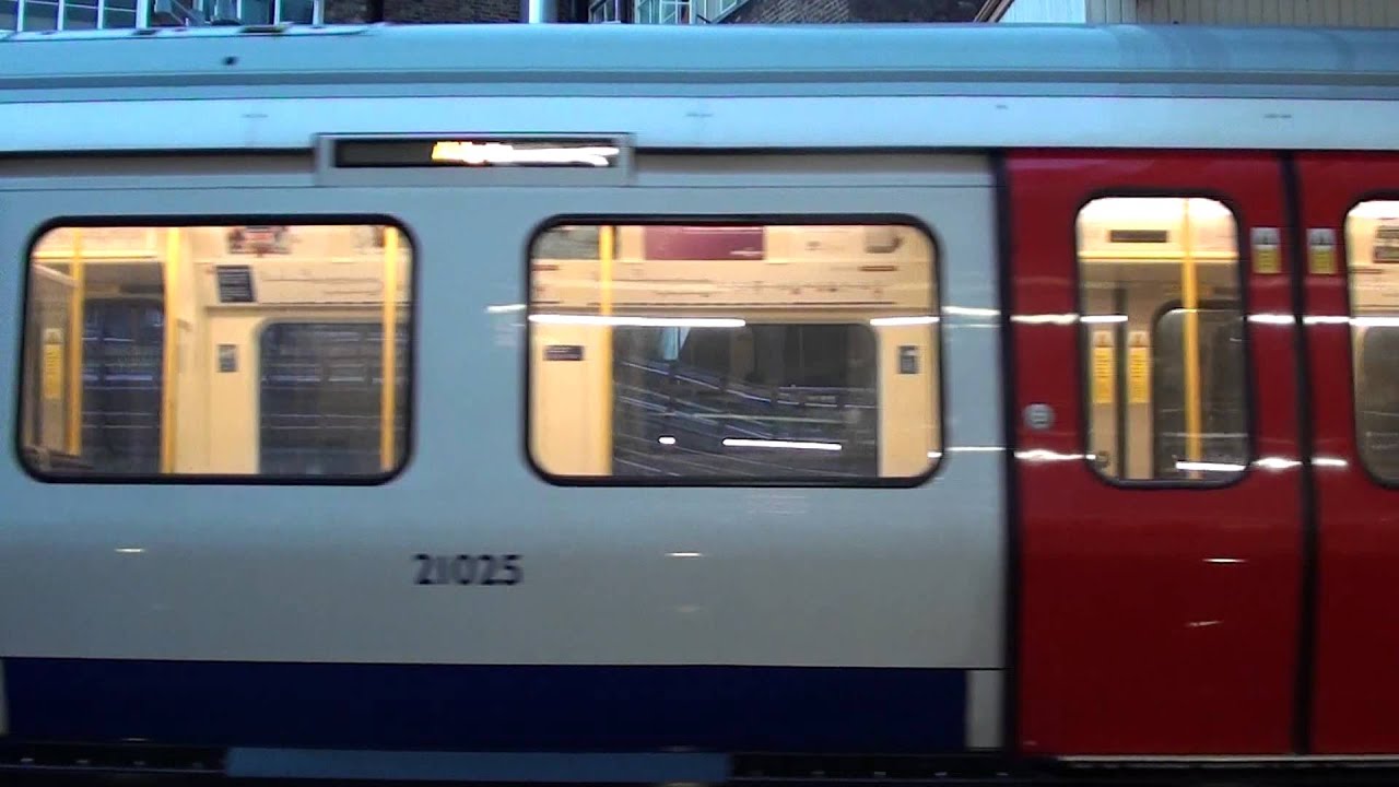 (HD) An eastbound Metropolitan Line S Stock train departs Baker Street ...