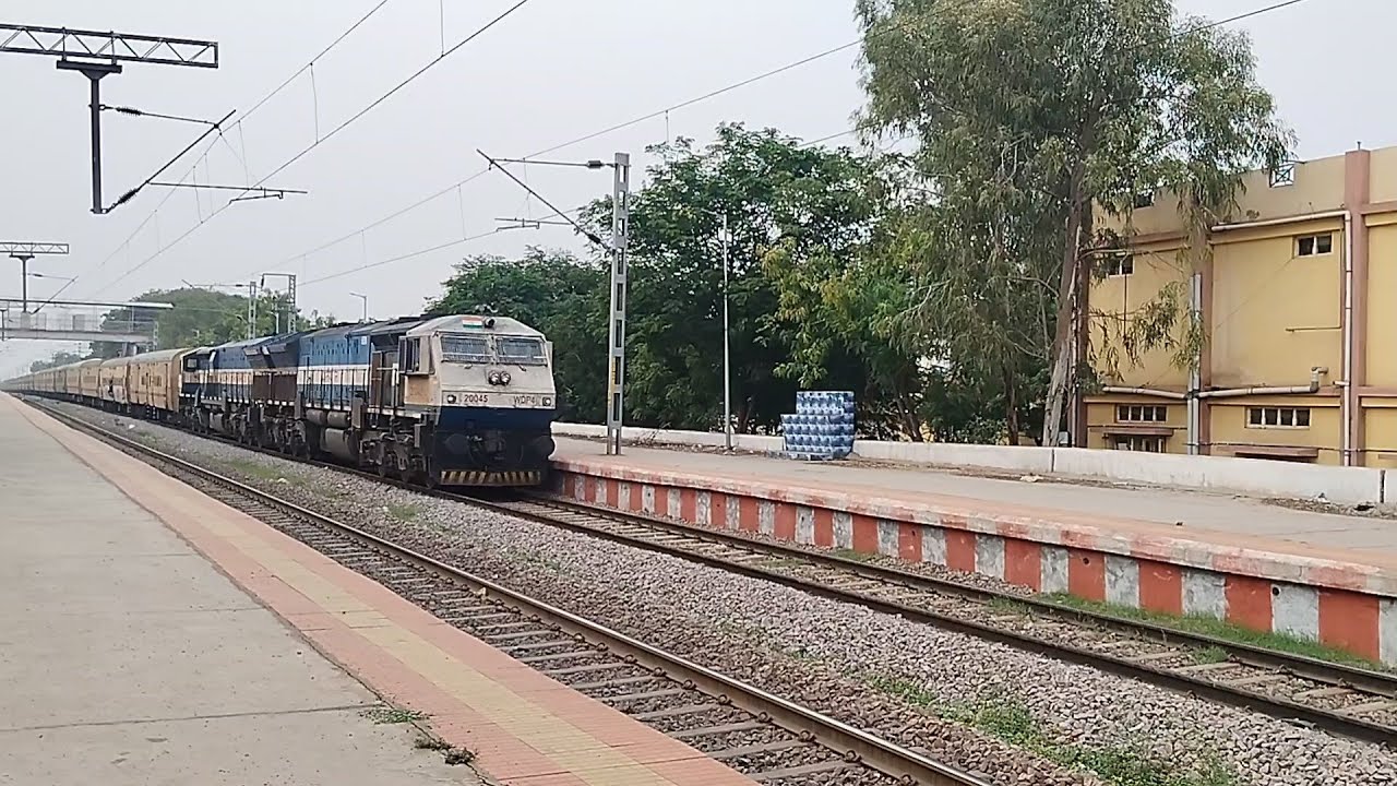 Original cab & BMTC liveried EMDs hauled 18048 - Vasco - Shalimar ...