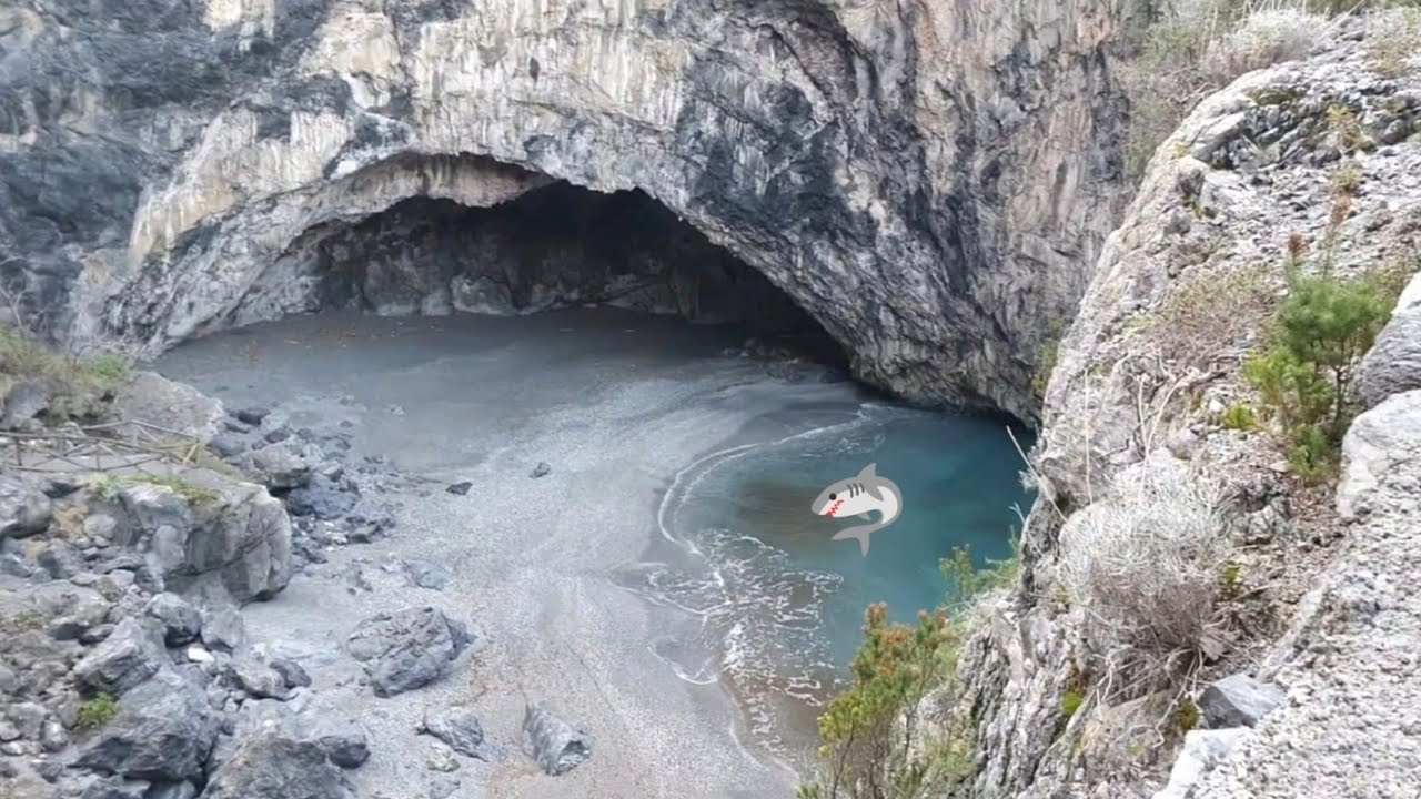 Walking Tour to Incredible Italian Grotto 🚶🇮🇹 SPIAGGIA DELL'ARCOMAGNO ...